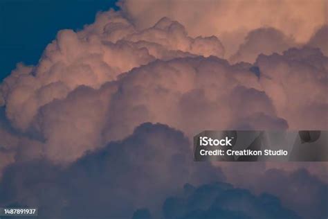 저녁에는 푸른 하늘 위로 자라는 거대한 적운 솜털 구름의 아름다운 구름 풍경과 따뜻한 태양 빛 기상 조건 및 기후 세부 정보 배경 구름 위의 전망 0명에 대한 스톡 사진 및