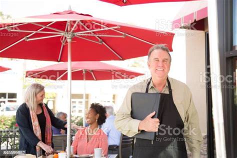 카페에서 일 하는 수석 성인 비즈니스 소유자 경영자에 대한 스톡 사진 및 기타 이미지 경영자 고객 기업 재무와 산업 Istock