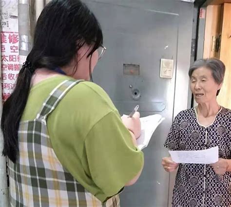 采访老一辈人的故事 采访家中长辈的采访稿 听老一辈讲过去的故事 大山谷图库