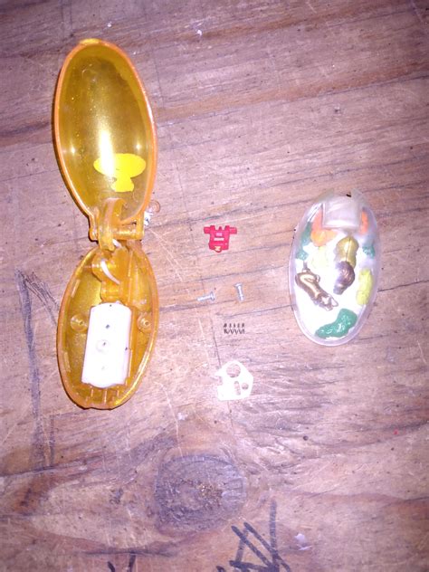 Can Anyone Help Me Figure Out How This Goes Back Together I M Trying To Fix This Old Keychain