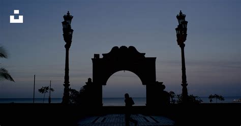 문 앞에 서 있는 사람의 실루엣 사진 Unsplash의 무료 회색 이미지