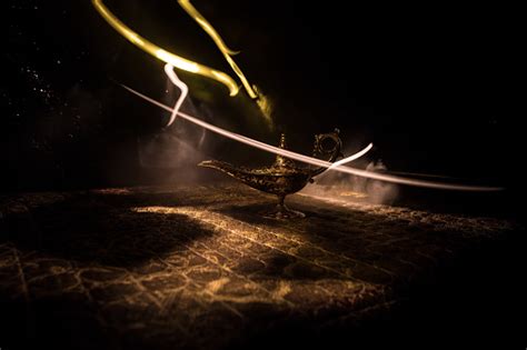 소원 개념의 램프 앤티크 알라딘 아라비아 의 밤 요정 스타일의 오일 램프 와 부드러운 밝은 흰색 연기 어두운 배경 골동품에 대한 스톡 사진 및 기타 이미지 Istock