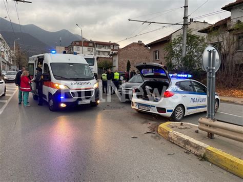 Извънредно Автобус с работници се заби в джип на натоварен булевард във Враца има полиция и