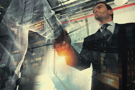 네트워크 효과를 가진 사무실의 핸드쉐이킹 비즈니스 사람 팀워크와 파트너십의 개념 이중 노출 공유 개념에 대한 스톡 사진 및 기타