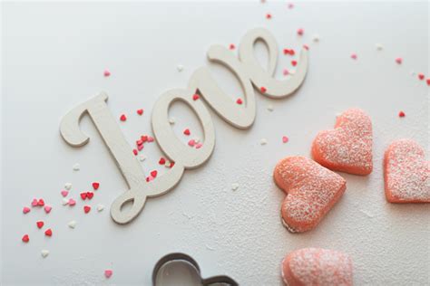 하트 모양의 쿠키 옆에 발렌타인 데이의 상징으로 비문 사랑나무 플라크 2월에 대한 스톡 사진 및 기타 이미지 2월 가루 설탕 가정 생활 Istock