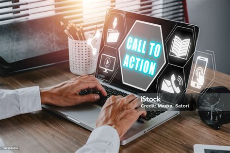 행동 유도 개념 가상 화면에 클릭 유도문안 아이콘이 있는 랩톱 컴퓨터에서 작업하는 사람 노트북에 대한 스톡 사진 및 기타 이미지 노트북 동기 부여 두문자어 Istock