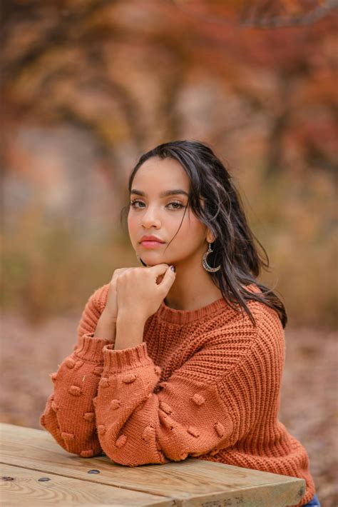 가을 가을 색 가을 옷차림 가을 패션 갈색 머리 고요한 긴 머리 내용 단풍 데스 모인 스 따뜻한 음색 떨어지다 러스틱 멋진 모델 목조 벤치 미국