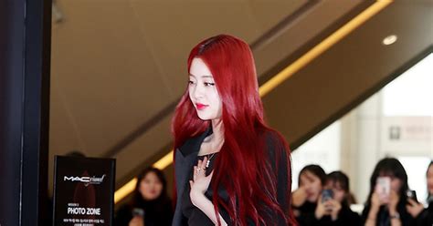 [포토] 르세라핌 허윤진 아찔한 레드 스타킹