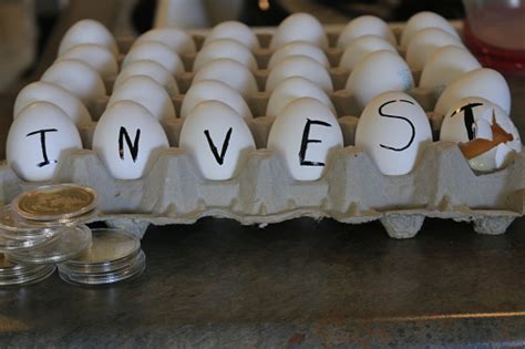 깨진 계란과 단어 투자 깨진 주식 시장 또는 투자의 테마 둥지 알을 잃고 개념에 대한 스톡 사진 및 기타 이미지 개념 경제