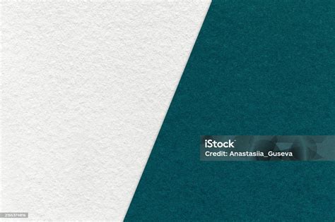 공예 흰색과 에메랄드 종이 배경의 질감 절반 두 가지 색상 매크로 빈티지 크래프트 청록색 판지입니다 0명에 대한 스톡 사진 및