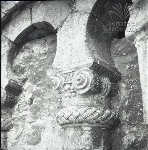 Iverieli ბანას კათედრალი აფსიდის თაღედის კაპიტელი