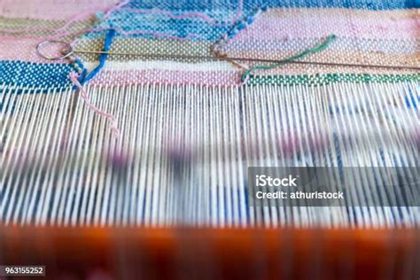 닫기 최대의 화이트 리넨 길 쌈 기계에 태국 전통 리넨 직접 만든 리넨 섬유 직조 베틀 0명에 대한 스톡 사진 및 기타 이미지 0명 고대의 곤충 Istock