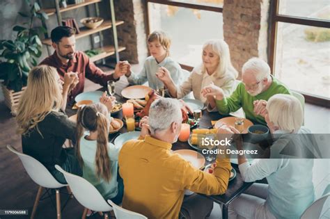 초상화 의 좋은 사랑스러운 진정 평화로운 초점을 맞춘 큰 전체 가족 형제 자매 부부는 실내 로프트 벽돌 산업 스타일의 인테리어 하우스기도 손을 잡고 집에서 만든 오찬 잔치를