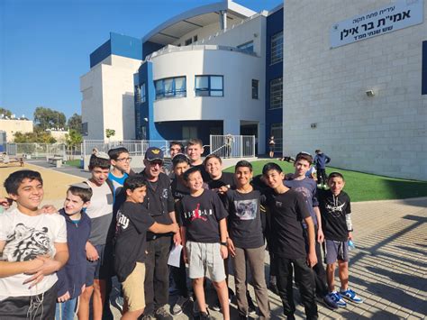 חוגגים יום הולדת לשומר בית הספר Amit