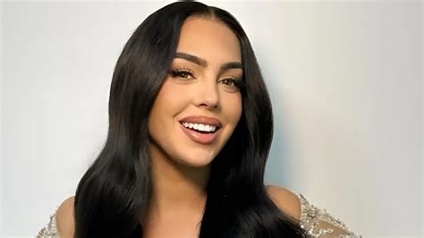 جورجينا تتجول في مول بالرياض والجمهور تتسوّق للعيد فوشيا