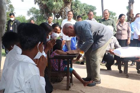 ព្រះករុណាជាអម្ចាស់ជីវិតលើត្បូង យាងសួរសុខទុក្ខ និងប្រោសព្រះរាជទានព្រះរាជអំណោយ