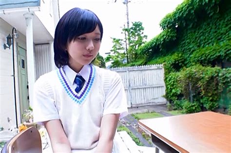 制服美少女アイドルのスカートの中身 教室でのドジっ子の再現でパンティ丸見えハプニング ヒロインの裸