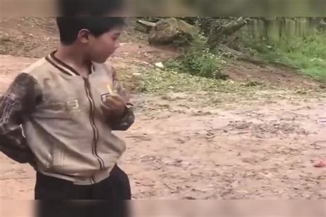 也许小朋友的快乐就这么多，你一口我一口，童年的生活太美妙！