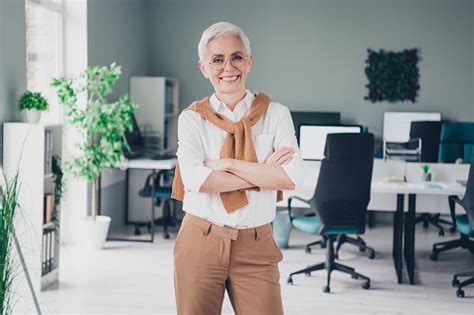 똑똑한 노인 수석 여성 교차 손 자신감있는 착용 공식 편안한 현대 사무실 로프트 룸 인테리어 실내 작업 공간 사진 55 59세에 대한 스톡 사진 및 기타 이미지 Istock
