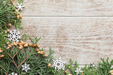 나무 베이지 색 배경에 소나무 콘 전나무 가지와 장식 크리스마스 구성 플랫 레이 상단 보기 소형 장식품에 대한 스톡 사진 및 기타 이미지 Istock