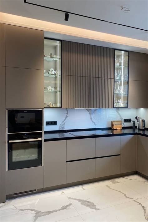 Кухня в современном стиле с рифлеными фасадами и витринами | 厨房