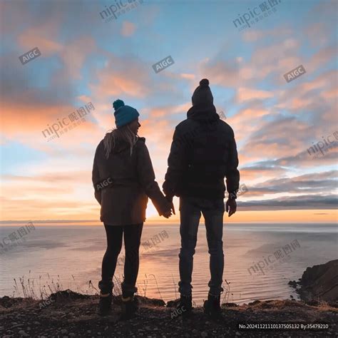 Ai创作图恋人看日出 夕阳下情侣的背影 两人看日落 黄昏依偎情侣背影 牵手看夕阳 恋人在夕阳下的背影 恋人再夕阳下的背影 情侣看日出 看日出的情侣 抱着你看日出 陪你看日出 蜜月户外旅行 恋人