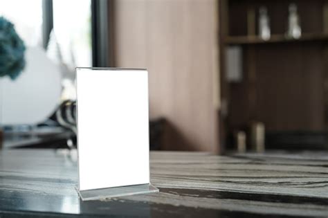 메뉴는 텍스트 마케팅 프로모션을 위해 비어 있습니다 텍스트를 위해 레스토랑 공간의 나무 테이블에 서 있는 메뉴 프레임 0명에 대한 스톡 사진 및 기타 이미지 Istock