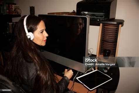 컴퓨터 앞에서 사무실에서 일하는 성공적인 멕시코 사업가 여성 40 44세에 대한 스톡 사진 및 기타 이미지 40 44세 귀여운 기업 재무와 산업 Istock