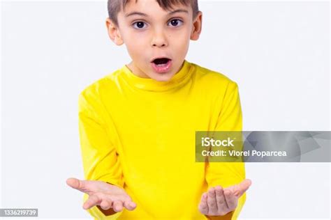 귀여운 학교 소년은 손바닥으로 앞으로 손을 보여줍니다 제스처는 설명하거나 사람들에게 중요한 무언가를 말하고 싶어 아이에 대한 스톡 사진 및 기타 이미지 Istock
