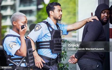 경찰 체포 및 범죄 야외 권력 투쟁 범죄 및 워키 토키로 사법 및 법률 경찰관 거리의 용의자 또는 남자 시내 감옥 또는 서비스와
