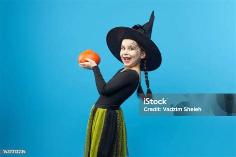 마녀 의상을 입은 매력적인 어린 소녀의 초상화 잭의 램프가 주변에 서 있습니다 헬 루인 휴일의 개념 아이에 대한 스톡 사진 및 기타 이미지 Istock