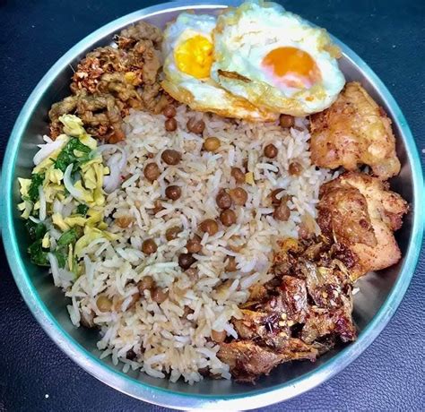 မိသားစု ထမင်းကြော်ဖို့ဆို ပေါင်းအိုးထမင်းထက် ရေငဲ့ချက်ထားတဲ့ထမင်းက ပိုစားလို့ကောင်းပါတယ်။ ချက