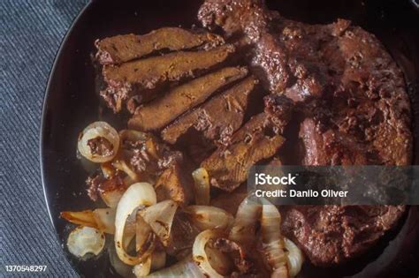 튀긴 황소 간 브라질 음식과 양파와 검은 접시에 배치 왼쪽에 공간을 복사 간 내장류에 대한 스톡 사진 및 기타 이미지 간 내장류 건강한 생활방식 건강한 식생활