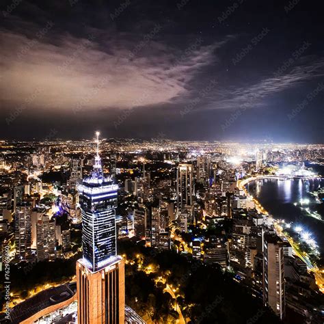 높은 건물 위에서 아래를 내려다 보았을 때 광활하게 펼쳐지는 도시 야경들 Stock Illustration Adobe Stock