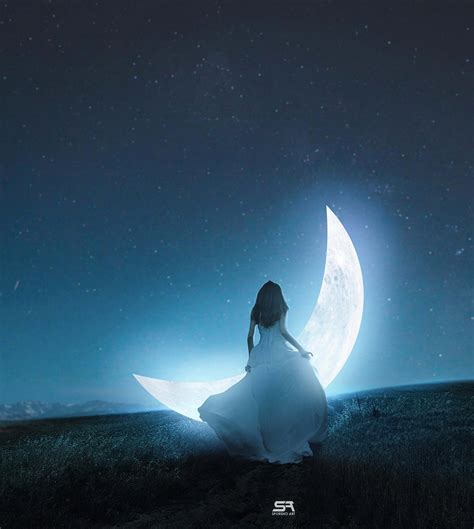 Фото Девушка в белом длинном платье стоит у месяца