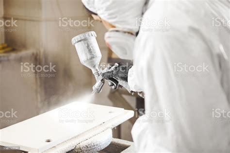 페인트 스프레이 건으로 작업하는 남자 나무에 공기가 없는 스프레이 공예에 대한 스톡 사진 및 기타 이미지 공예 난연제 남자 Istock