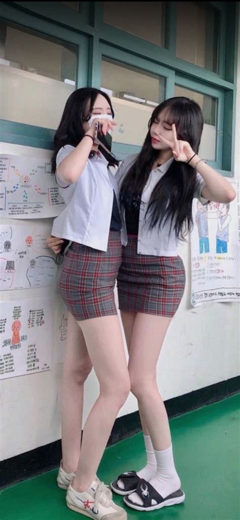 학교에 있는 현성 이님의 핀 교복 스타일 교복 패션 여자 교복