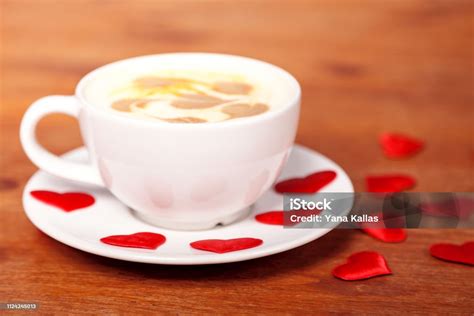 발렌타인 데이 배경 카푸치노 라 떼 아트 하트의 형태로 커피의 흰색 컵 커피 나무 테이블에 붉은 마음으로 덮여 당신의 사랑 하는 사람과 한 잔 이상의 커피의 회의 갈색에