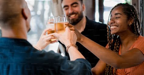 레스토랑에서 함께 식사를 즐기면서 맥주 잔으로 건배하는 다양한 친구들 친구 개념입니다 사진 Unsplash의 마시기 이미지