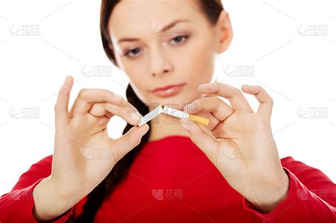 不幸的年轻女子拿着断了的香烟