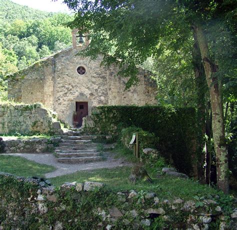 무료 이미지 경치 나무 자연 숲 통로 보행 하이킹 꼬리 집 조직 트렁크 늙은 촌사람 같은 마을 산책 시골의 녹색 가을 공원 오래된 건물