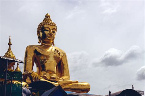 태국 란나 사원에서 닫는 금 부처님 동상은 부드러운 초점과 배경에 빛을 통해 치앙라이 지방 태국 고대의에 대한 스톡 사진 및 기타 이미지 Istock