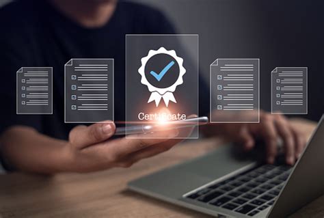 Iso 표준 품질 관리 및 인증 및 표준화 프로세스 개념 비즈니스 성과 관리 또는 국제 표준 보증 사람은 스마트 폰에 인증서 아이콘을 표시합니다 0명에 대한 스톡 사진 및