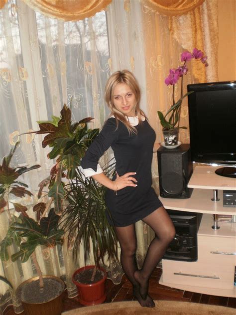 Блондинка на вечеринке в платье и колготках Фото девушек в колготках мини юбках и купальниках