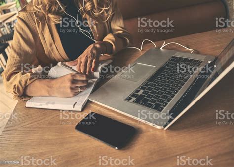 행복한 젊은 백인 비즈니스 여성 기업가 는 사무실 책상에 앉아 카페에서 노트북에 이메일을 입력 하는 여성 전문 직원 미소 사무실에서 작업 하는 화면을 보고 컴퓨터를 사용 하