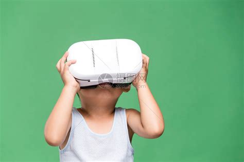 小男孩通过虚拟现实设备看高清图片下载 正版图片504986446 摄图网