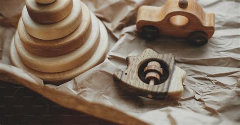 유아를 위한 친환경 플라스틱 무료 장난감 반지 치발기 고슴도치 자동차 장난감이 나무 테이블에 공예 종이에 있는 현대 천연