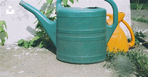 회색 콘크리트 바닥에 녹색 물을 수 있습니다 사진 Unsplash의 무료 러시아 이미지