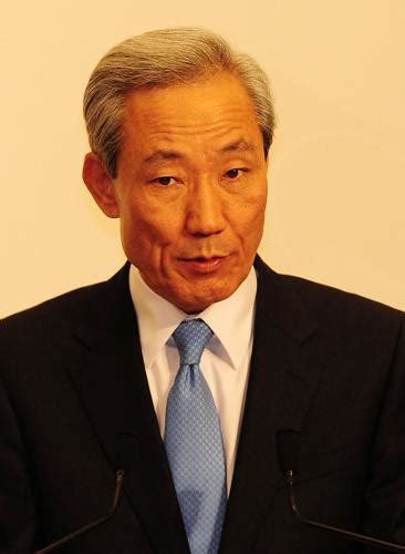 中日韩三国经贸部长会见记者