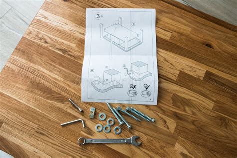 Outils Et Instructions Pour Assembler Une Table En Bois Image Stock Image Du Assemblage